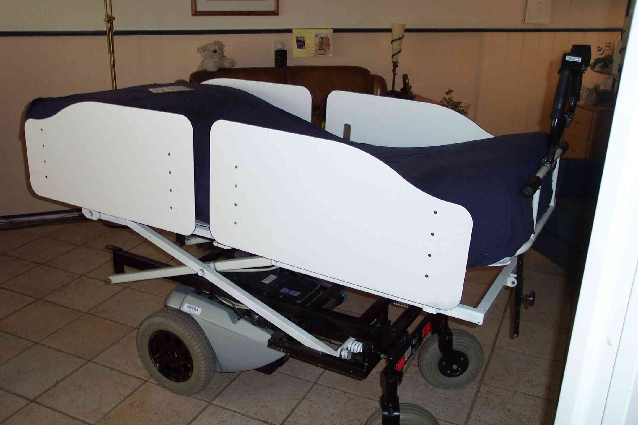 Annelies vertelt over haar ligrolstoel, brancardbed en aangepaste bus ...